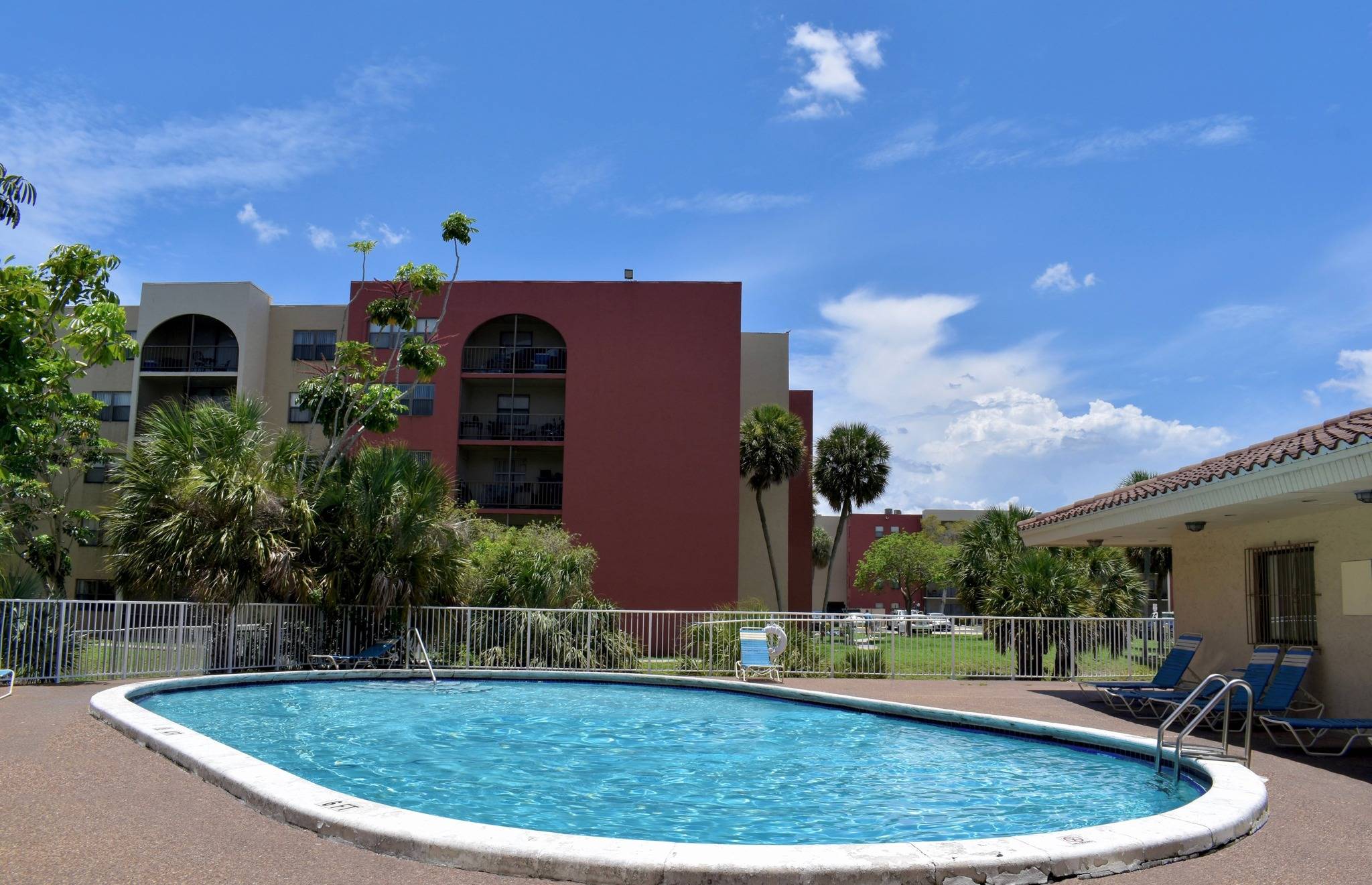 View Photos | 2500 Inverrary Club Apartments