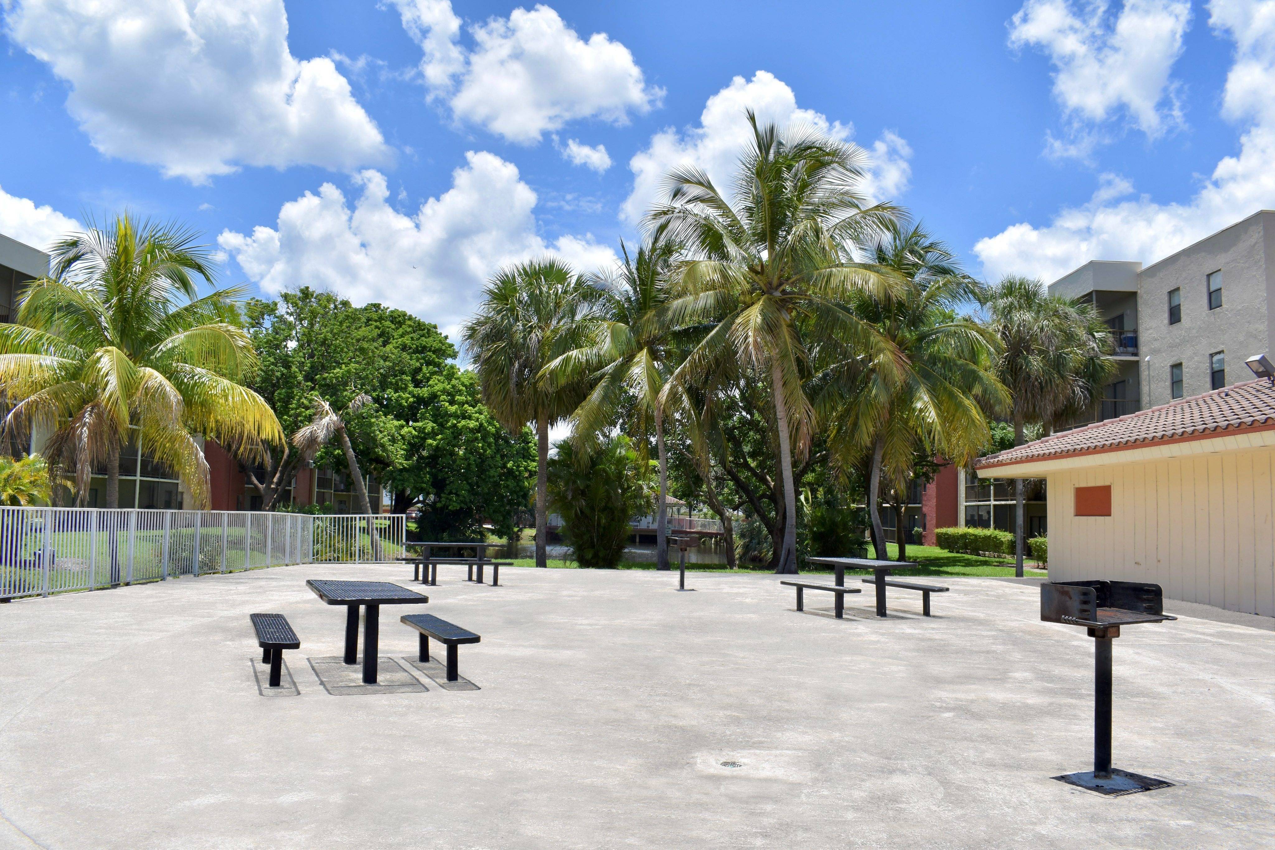 View Photos | 2500 Inverrary Club Apartments