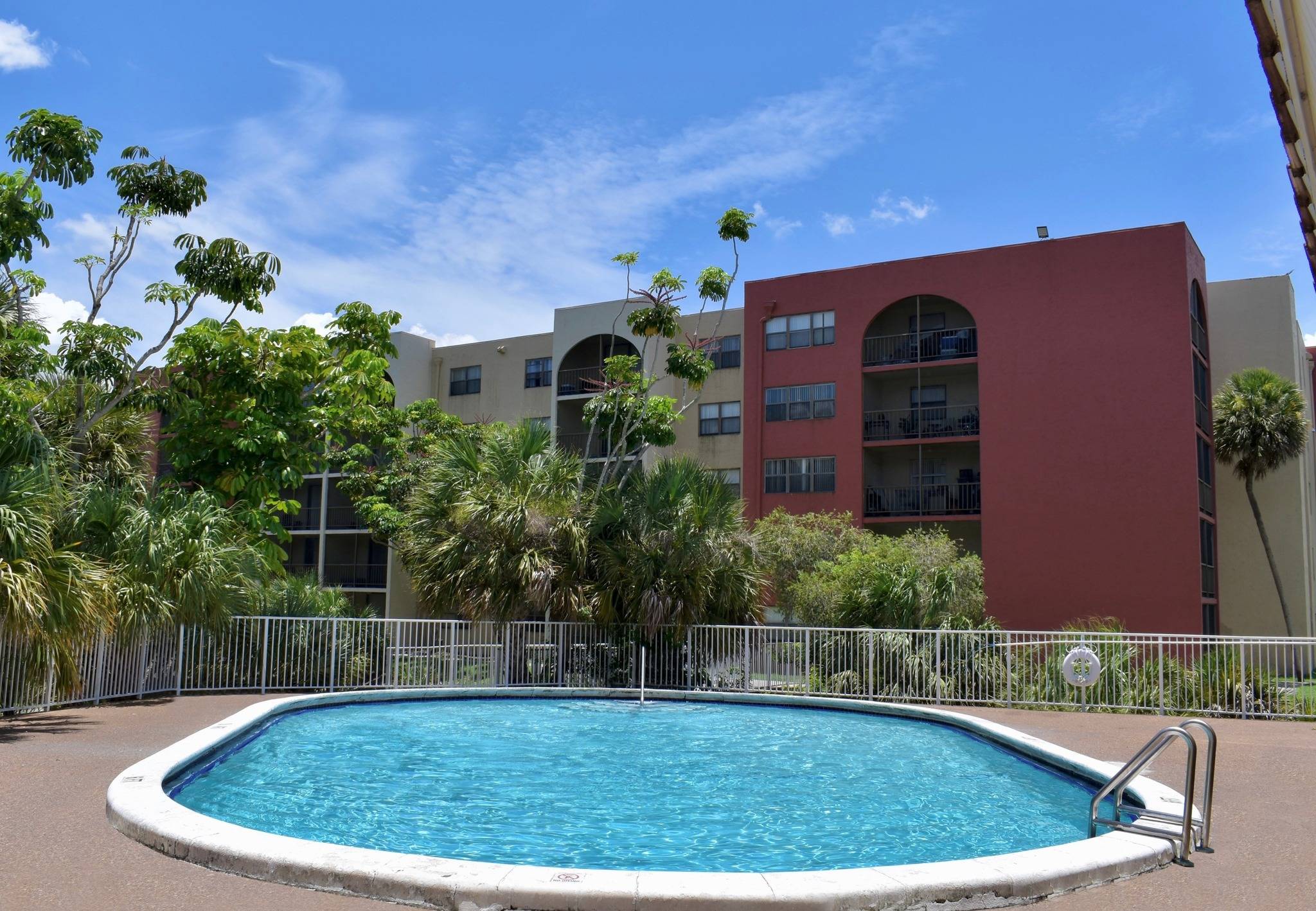 View Our Amenities | 2500 Inverrary Club Apartments