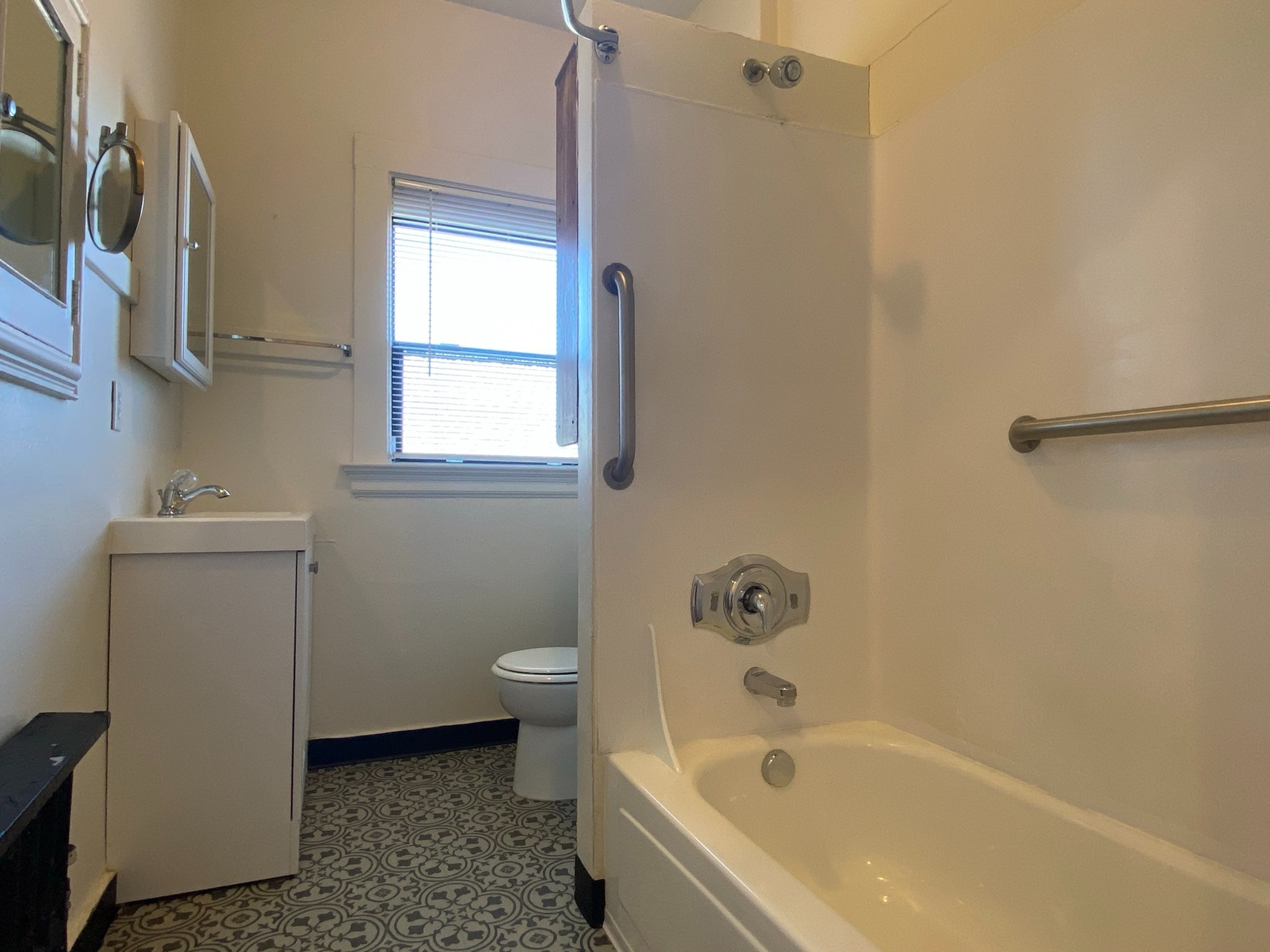 2x1 | 2 Bed Apartment | Highland Court Apartments