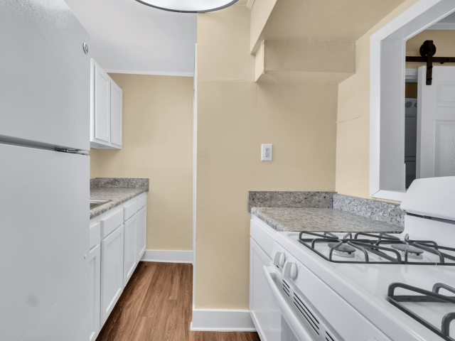 View Photos | Colonial Court Apartments (new)