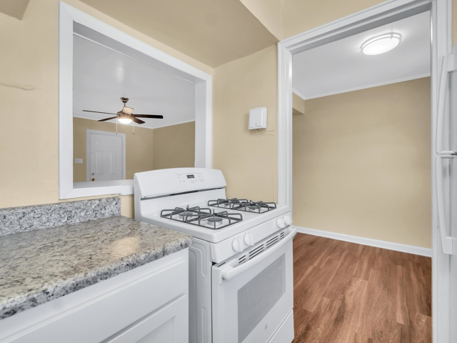 View Photos | Colonial Court Apartments (new)