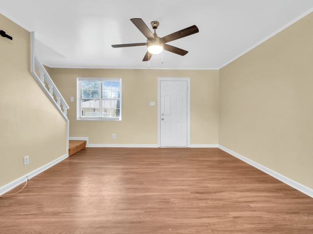 View Photos | Colonial Court Apartments (new)