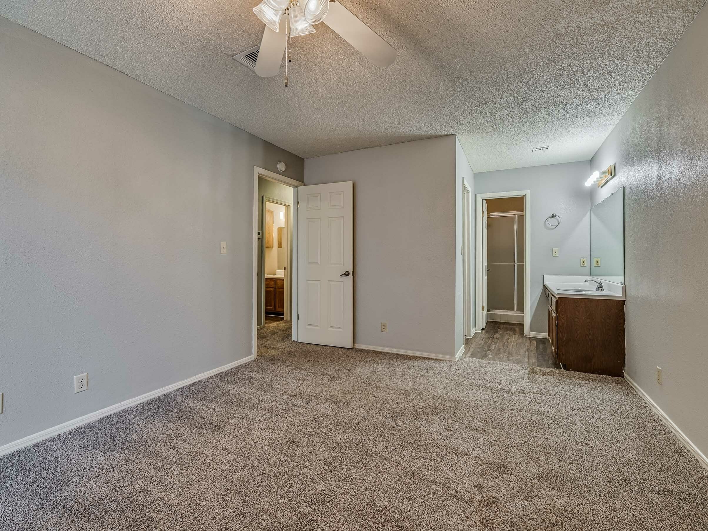 View Photos & Take A Virtual Tour | Lexington Commons