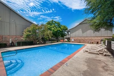 View Photos | London Square Apartments